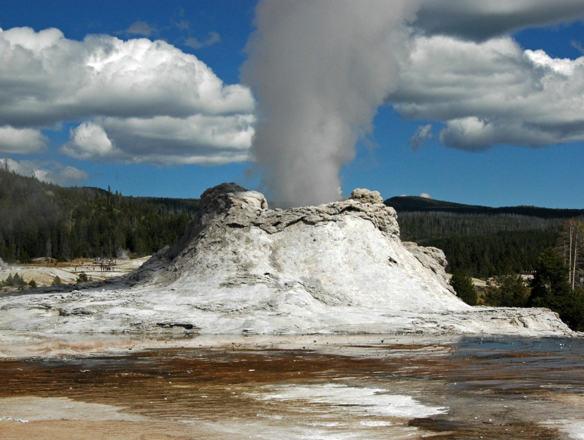 Yellowstone's Upper Geyser Basin: A Self-Guided Audio Tour, Yellowstone ...